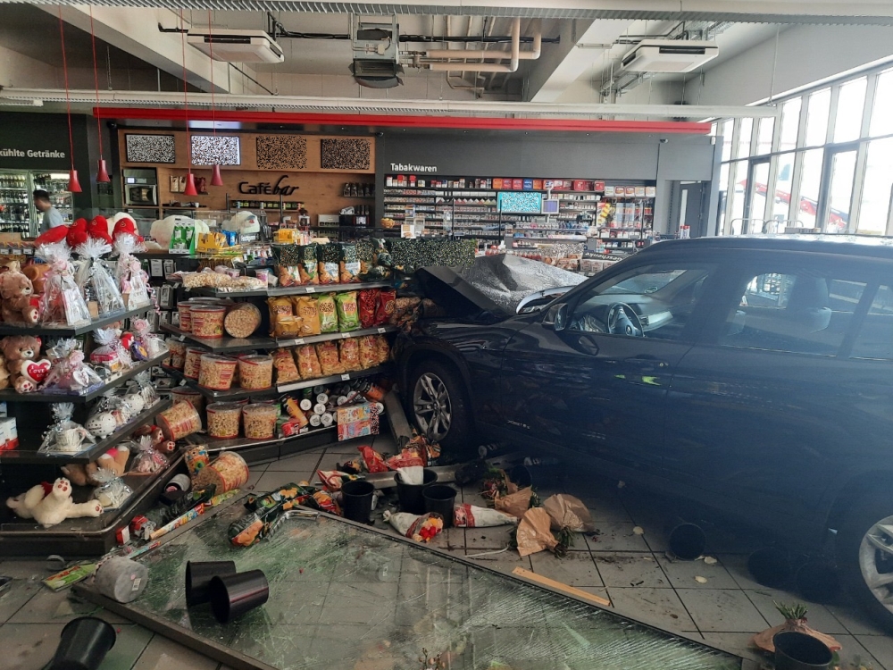 Rentner fährt in Verkaufsraum der Allguth-Tankstelle | Amper-Kurier
