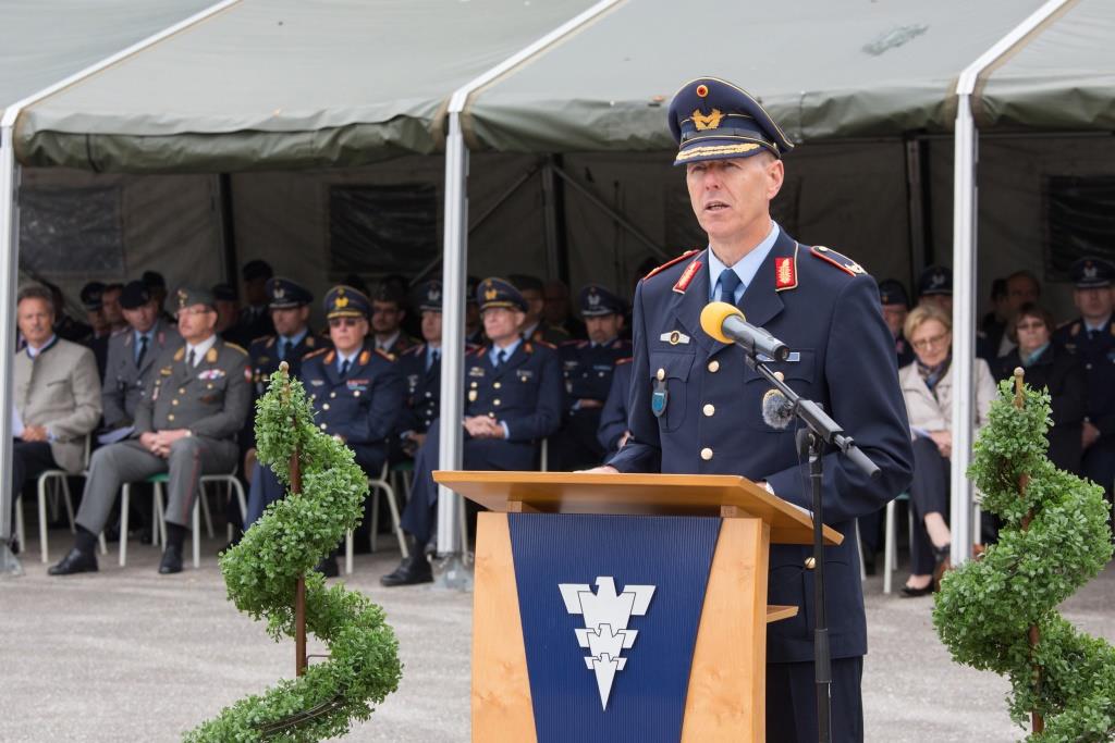 Brigadegeneral übergibt Offizierschule | Amper-Kurier